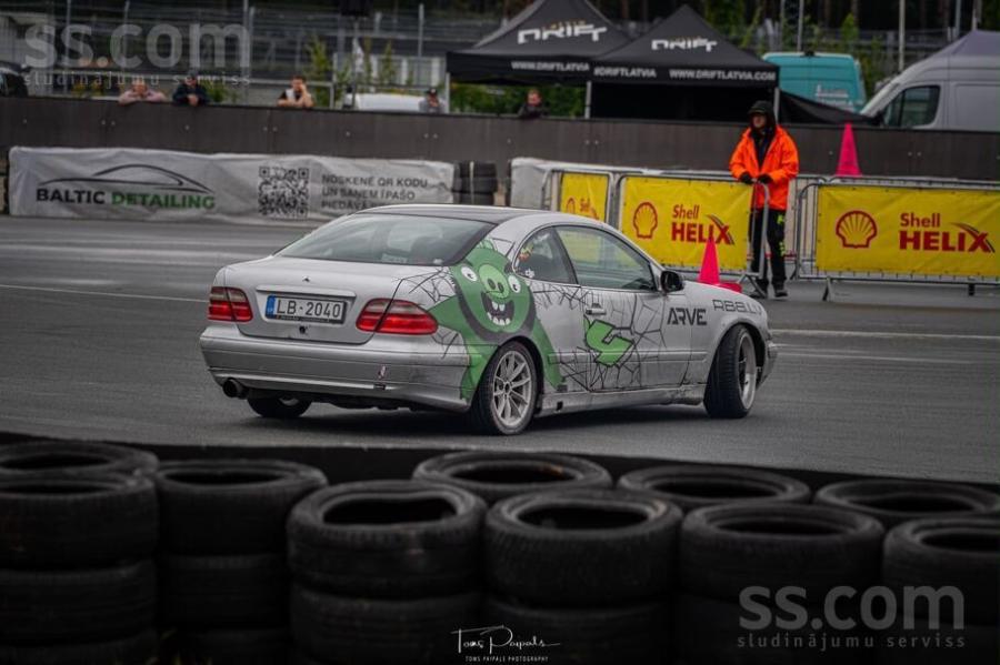 Pelēks Mercedes-Benz clk-230 2000 Rīga, ar dzinēja tilpumu 2.30 L un nobraukumu 285 tūkst. km par 2100 €, foto 5 vietnē AUTOMOTO.COM.LV