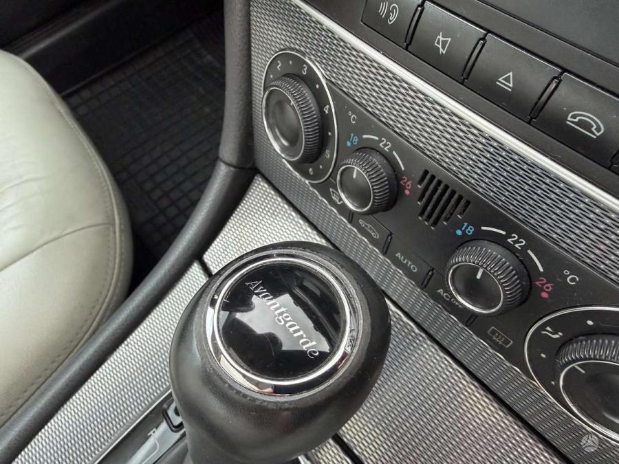 Black Mercedes-Benz clk-270 2005 in Vilnius, with an engine capacity of 2.69 L and mileage of 334 thousand km for 1950 €, photo 10 on AUTOMOTO.COM.LV