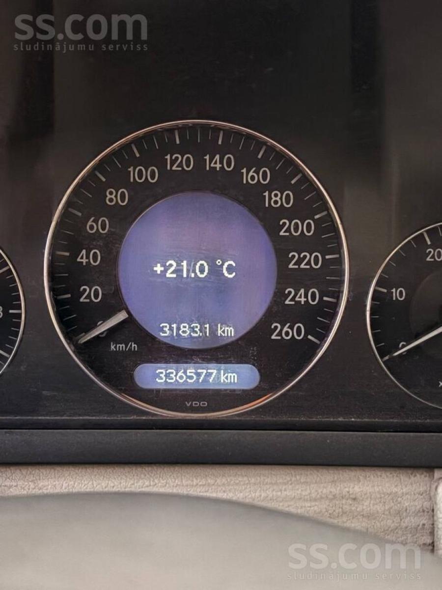 Black Mercedes-Benz clk-270 2005 in Riga, with an engine capacity of 2.70 L and mileage of 337 thousand km for 2200 €, photo 8 on AUTOMOTO.COM.LV