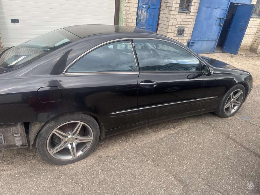 Black Mercedes-Benz clk-270 2005 in Kaunas, with an engine capacity of 2.70 L and mileage of 231 thousand km for 3200 €, photo 4 on AUTOMOTO.COM.LV