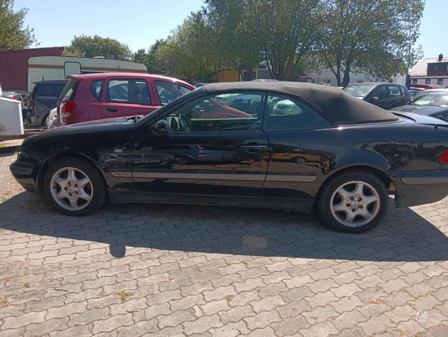 Black Mercedes-Benz CLK 320 1998 in Utena, with an engine capacity of 3.20 L and mileage of 0 thousand km for 3650 €, photo 5 on AUTOMOTO.COM.LV