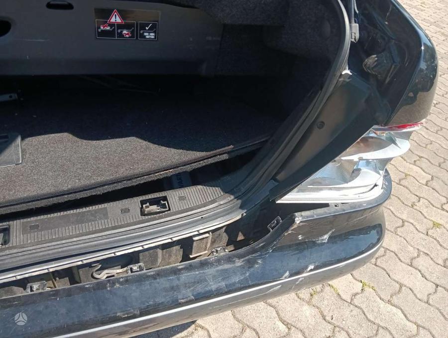 Black Mercedes-Benz CLK 320 1998 in Utena, with an engine capacity of 3.20 L and mileage of 0 thousand km for 3650 €, photo 7 on AUTOMOTO.COM.LV