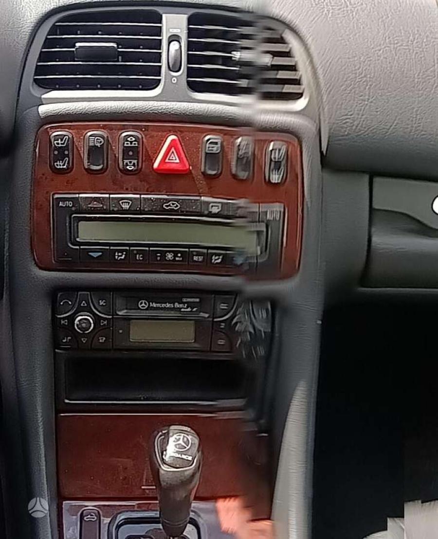 Black Mercedes-Benz CLK 320 1998 in Utena, with an engine capacity of 3.20 L and mileage of 0 thousand km for 3650 €, photo 24 on AUTOMOTO.COM.LV
