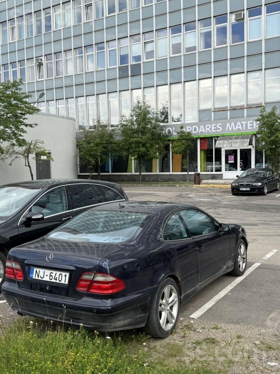 Blue Mercedes-Benz CLK 320 2001 in Riga, with an engine capacity of 3.20 L and mileage of 430 thousand km for 800 €, photo 5 on AUTOMOTO.COM.LV