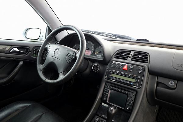 Pelēks Mercedes-Benz CLK 320 2000 Tallina, ar dzinēja tilpumu 3.20 L un nobraukumu 331 tūkst. km par 1099 €, foto 6 vietnē AUTOMOTO.COM.LV
