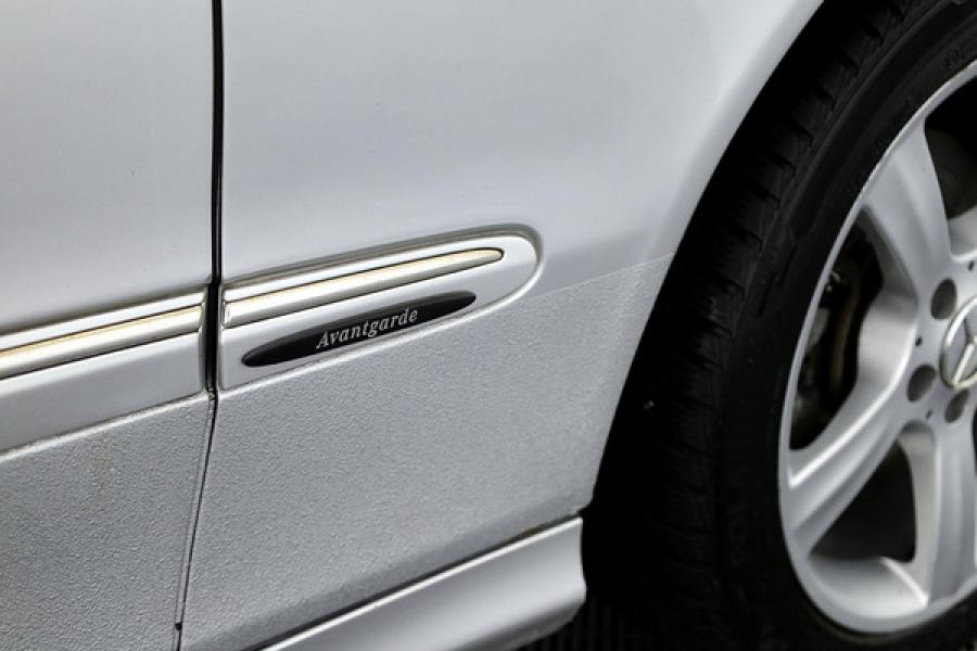 Pelēks Mercedes-Benz CLK 320 2002 Tallina, ar dzinēja tilpumu 3.20 L un nobraukumu 279 tūkst. km par 1999 €, foto 9 vietnē AUTOMOTO.COM.LV