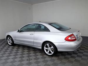 Pelēks Mercedes-Benz CLK 320 2002 Tallina, ar dzinēja tilpumu 3.20 L un nobraukumu 279 tūkst. km par 1999 €, foto 13 vietnē AUTOMOTO.COM.LV