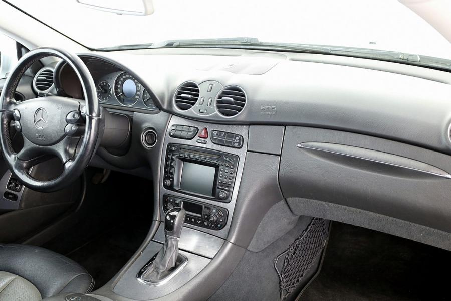 Pelēks Mercedes-Benz CLK 320 2002 Tallina, ar dzinēja tilpumu 3.20 L un nobraukumu 279 tūkst. km par 1999 €, foto 14 vietnē AUTOMOTO.COM.LV