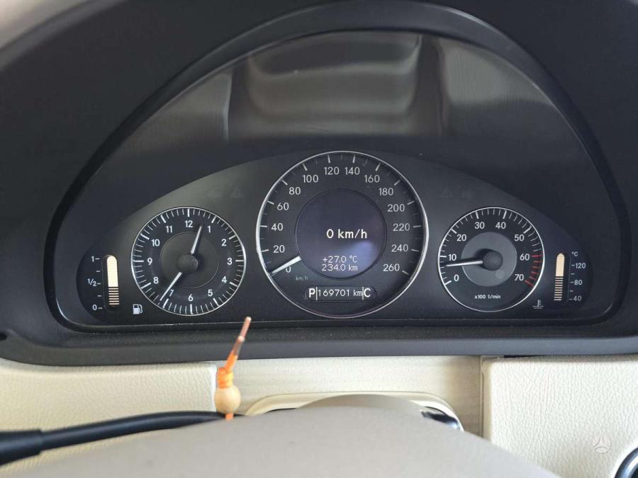 Red Mercedes-Benz CLK 320 2006 in Kaunas, with an engine capacity of 3.20 L and mileage of 170 thousand km for 7300 €, photo 14 on AUTOMOTO.COM.LV