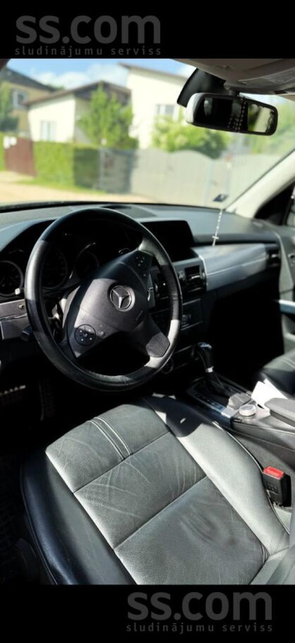 Black Mercedes-Benz clk-350 2009 in Tukums, with an engine capacity of 3.00 L and mileage of 30 thousand km for 6000 €, photo 4 on AUTOMOTO.COM.LV