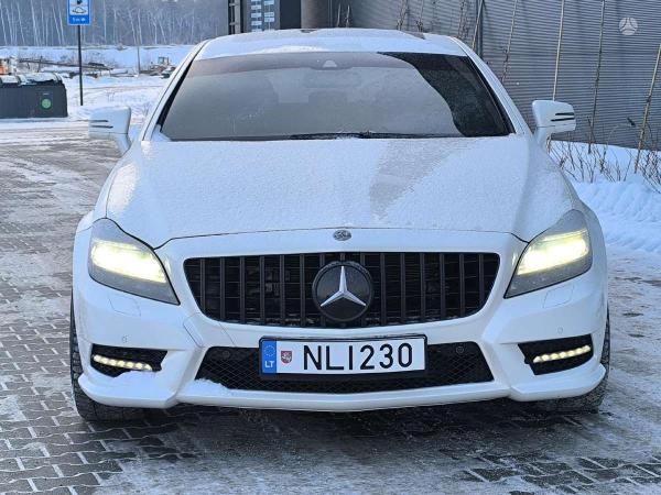 White Mercedes-Benz clk-350 2013 in Vilnius, with an engine capacity of 3.00 L and mileage of 306 thousand km for 12999 €, photo 5 on AUTOMOTO.COM.LV