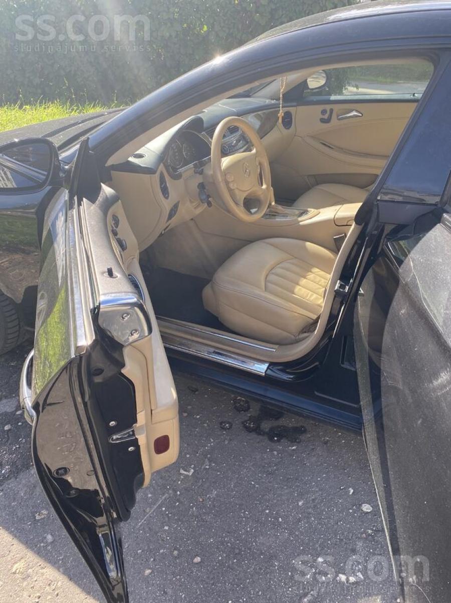 Black Mercedes-Benz CLS 320 2007 in Jelgava, with an engine capacity of 3.00 L and mileage of 268 thousand km for 5800 €, photo 9 on AUTOMOTO.COM.LV
