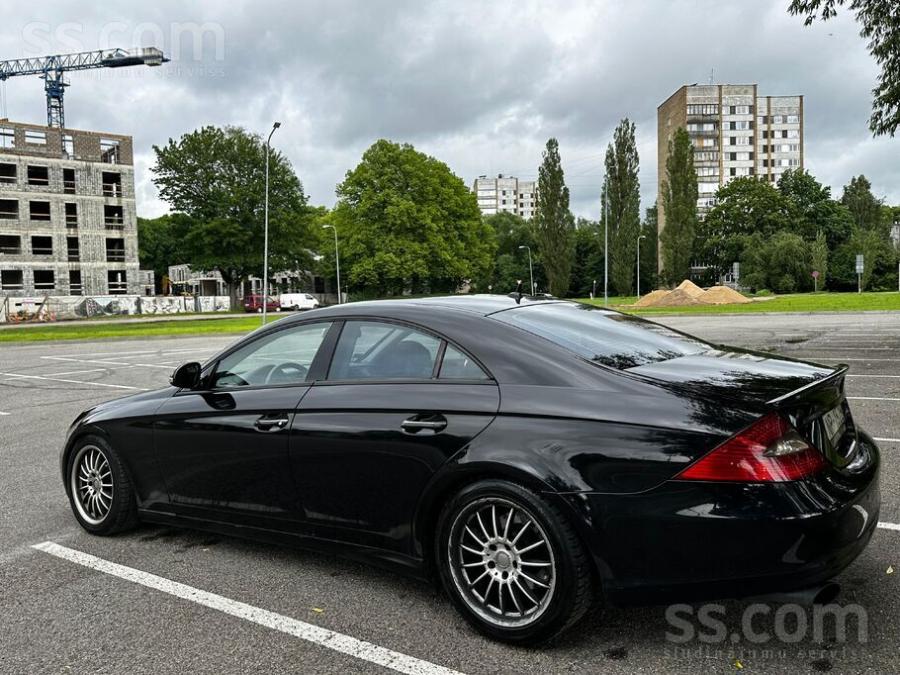 Black Mercedes-Benz CLS 320 2005 in Riga, with an engine capacity of 3.00 L and mileage of 389 thousand km for 5350 €, photo 2 on AUTOMOTO.COM.LV