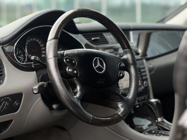 Melns Mercedes-Benz CLS 320 2008 Rīga, ar dzinēja tilpumu 3.00 L un nobraukumu 328 tūkst. km par 6800 €, foto 3 vietnē AUTOMOTO.COM.LV