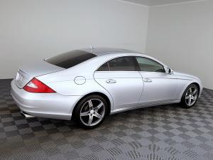 Pelēks Mercedes-Benz CLS 320 2008 Tallina, ar dzinēja tilpumu 3.00 L un nobraukumu 285 tūkst. km par 3999 €, foto 4 vietnē AUTOMOTO.COM.LV