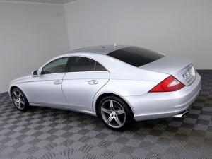 Pelēks Mercedes-Benz CLS 320 2008 Tallina, ar dzinēja tilpumu 3.00 L un nobraukumu 285 tūkst. km par 3999 €, foto 13 vietnē AUTOMOTO.COM.LV