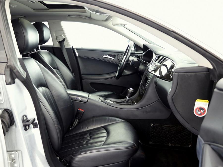 Pelēks Mercedes-Benz CLS 320 2008 Tallina, ar dzinēja tilpumu 3.00 L un nobraukumu 285 tūkst. km par 3999 €, foto 15 vietnē AUTOMOTO.COM.LV