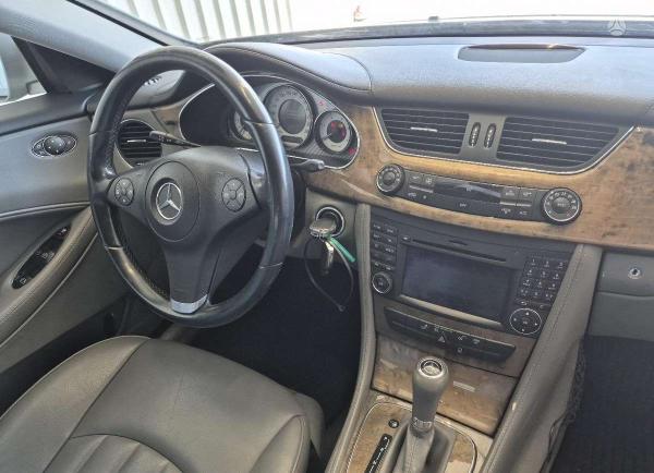 Pelēks Mercedes-Benz CLS 320 2009 Klaipėda, ar dzinēja tilpumu 3.00 L un nobraukumu 295 tūkst. km par 3300 €, foto 9 vietnē AUTOMOTO.COM.LV