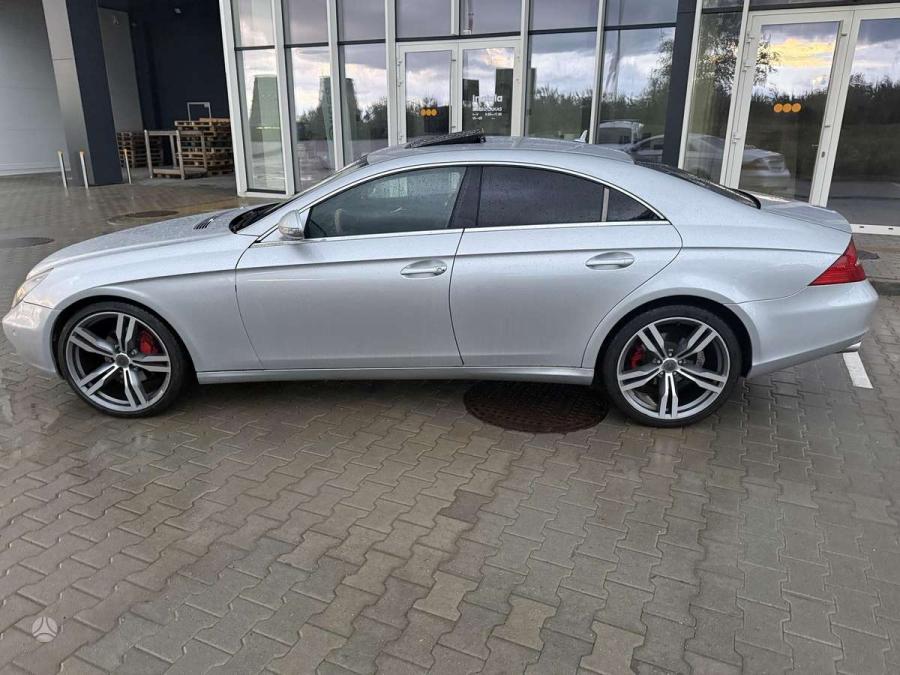 Grey Mercedes-Benz CLS 320 2009 in Vilnius, with an engine capacity of 2.99 L and mileage of 440 thousand km for 4000 €, photo 1 on AUTOMOTO.COM.LV