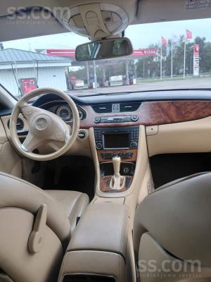 Red Mercedes-Benz CLS 320 2008 in Riga, with an engine capacity of 3.00 L and mileage of 361 thousand km for 4200 €, photo 8 on AUTOMOTO.COM.LV