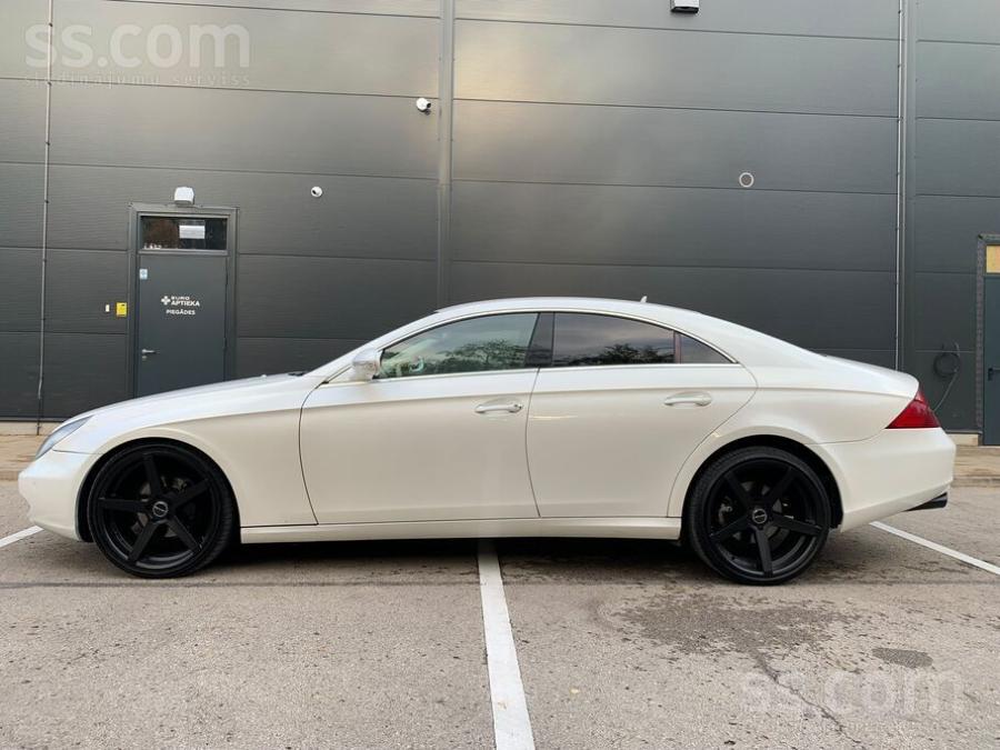 White Mercedes-Benz CLS 320 2008 in Riga, with an engine capacity of 3.00 L and mileage of 317 thousand km for 5700 €, photo 4 on AUTOMOTO.COM.LV
