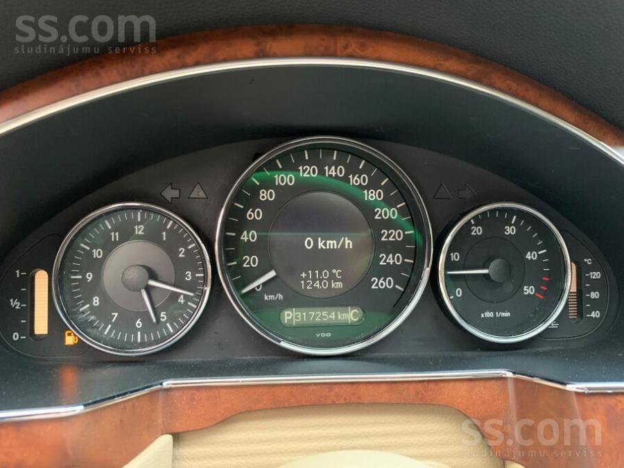 White Mercedes-Benz CLS 320 2008 in Riga, with an engine capacity of 3.00 L and mileage of 317 thousand km for 5700 €, photo 27 on AUTOMOTO.COM.LV