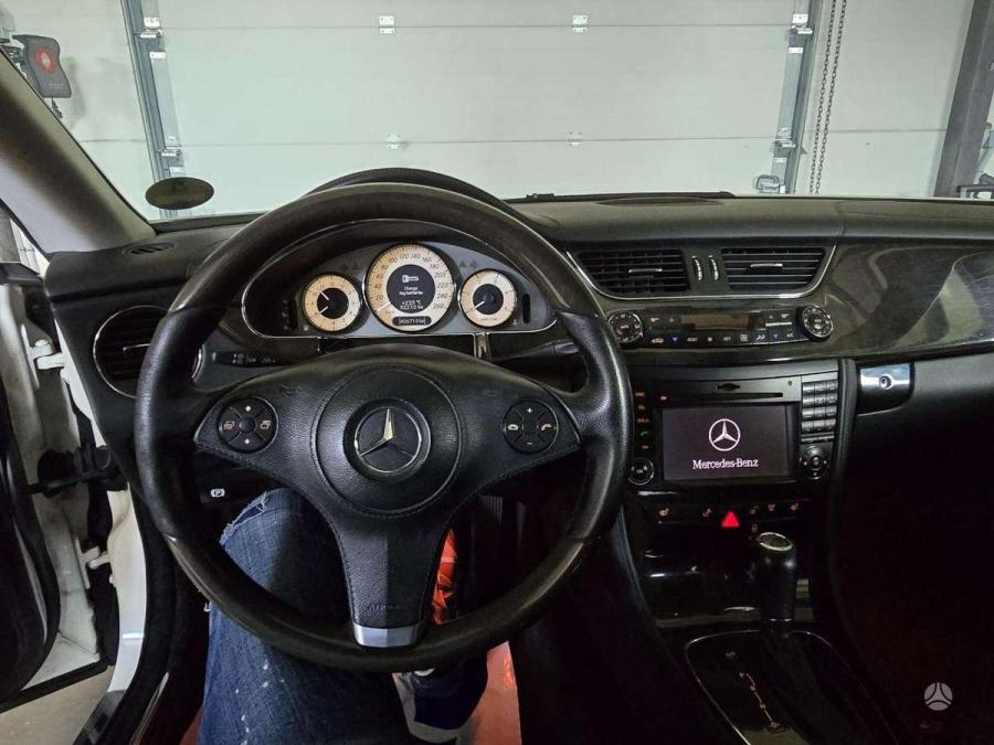 Balts Mercedes-Benz CLS 320 2009 Viļņa, ar dzinēja tilpumu 2.99 L un nobraukumu 406 tūkst. km par 4400 €, foto 9 vietnē AUTOMOTO.COM.LV