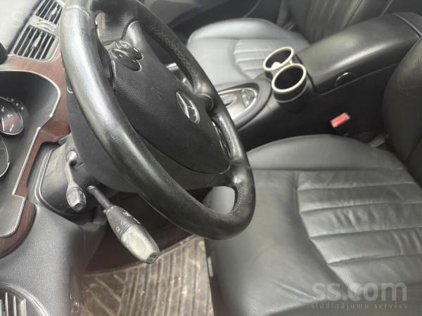 Black Mercedes-Benz CLS 350 2005 in Jelgava, with an engine capacity of 3.50 L and mileage of 295 thousand km for 2150 €, photo 9 on AUTOMOTO.COM.LV