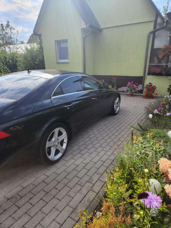 Black Mercedes-Benz CLS 350 2008 in Alytus, with an engine capacity of 3.50 L and mileage of 391 thousand km for 3850 €, photo 1 on AUTOMOTO.COM.LV