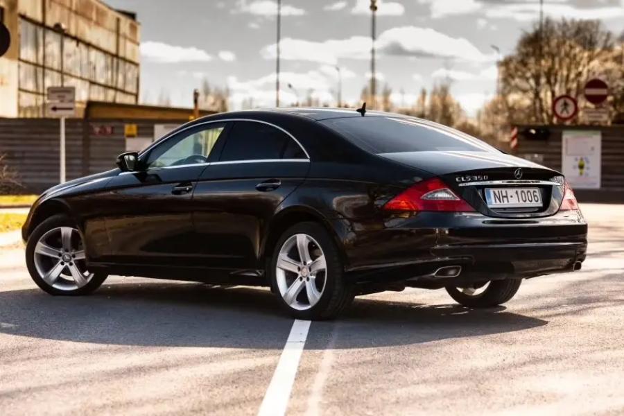Black Mercedes-Benz CLS 350 2010 in Jelgava, with an engine capacity of 3.00 L and mileage of 255 thousand km for 8900 €, photo 5 on AUTOMOTO.COM.LV