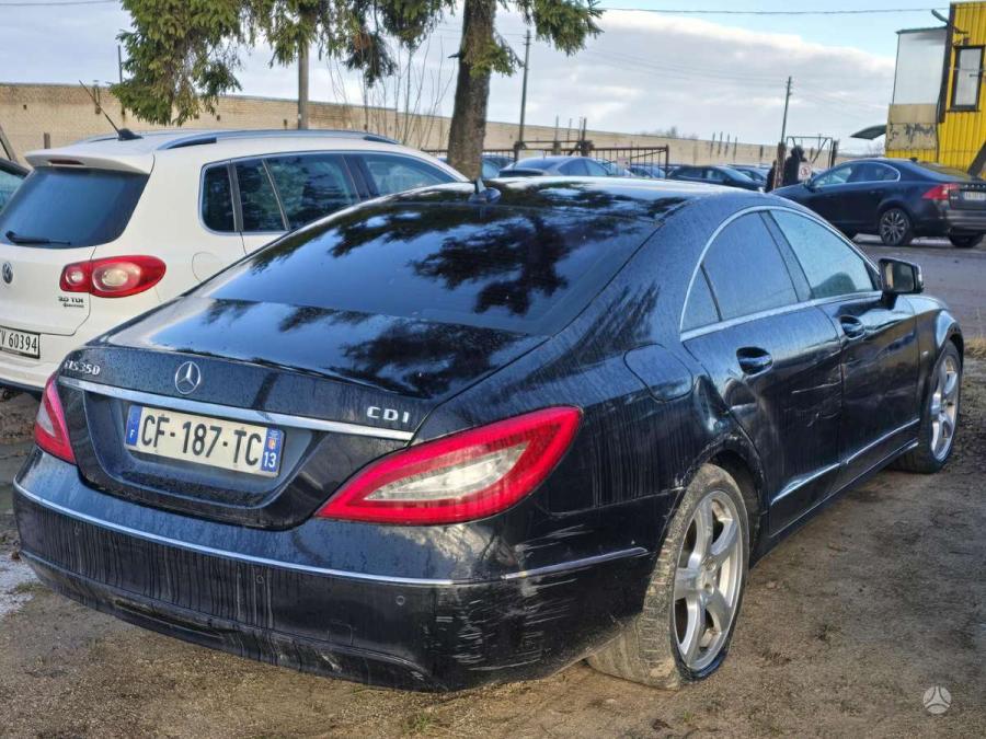 Melns Mercedes-Benz CLS 350 2012 Tauragė, ar dzinēja tilpumu 3.00 L un nobraukumu 240 tūkst. km par 4900 €, foto 5 vietnē AUTOMOTO.COM.LV