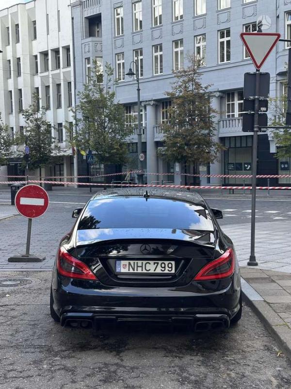 Black Mercedes-Benz CLS 350 2012 in Vilnius, with an engine capacity of 2.99 L and mileage of 368 thousand km for 11800 €, photo 4 on AUTOMOTO.COM.LV