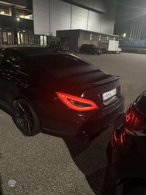 Black Mercedes-Benz CLS 350 2012 in Vilnius, with an engine capacity of 2.99 L and mileage of 368 thousand km for 11800 €, photo 8 on AUTOMOTO.COM.LV