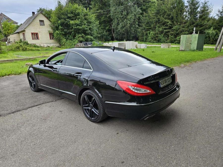Black Mercedes-Benz CLS 350 2012 in Prienai, with an engine capacity of 2.99 L and mileage of 299 thousand km for 11700 €, photo 16 on AUTOMOTO.COM.LV
