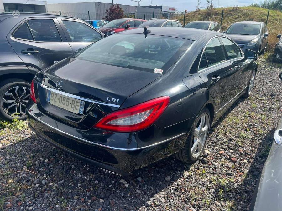 Black Mercedes-Benz CLS 350 2011 in Vilnius, with an engine capacity of 3.00 L and mileage of 339 thousand km for 10500 €, photo 3 on AUTOMOTO.COM.LV