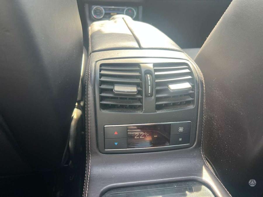 Black Mercedes-Benz CLS 350 2011 in Vilnius, with an engine capacity of 3.00 L and mileage of 339 thousand km for 10500 €, photo 9 on AUTOMOTO.COM.LV