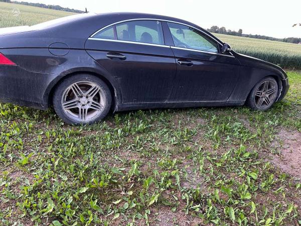 Black Mercedes-Benz CLS 350 2005 in Panevezys, with an engine capacity of 3.50 L and mileage of 300 thousand km for 1499 €, photo 7 on AUTOMOTO.COM.LV