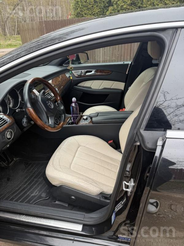 Black Mercedes-Benz CLS 350 2011 in Riga, with an engine capacity of 3.50 L and mileage of 263 thousand km for 13000 €, photo 4 on AUTOMOTO.COM.LV