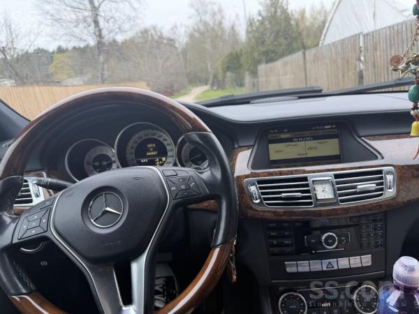 Black Mercedes-Benz CLS 350 2011 in Riga, with an engine capacity of 3.50 L and mileage of 263 thousand km for 13000 €, photo 10 on AUTOMOTO.COM.LV