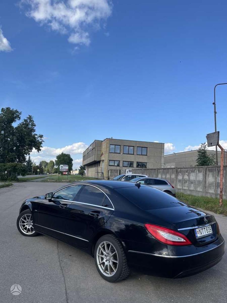 Black Mercedes-Benz CLS 350 2012 in Siauliai, with an engine capacity of 2.99 L and mileage of 260 thousand km for 12500 €, photo 4 on AUTOMOTO.COM.LV