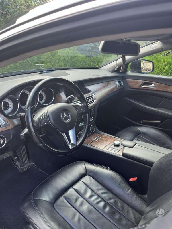 Black Mercedes-Benz CLS 350 2012 in Siauliai, with an engine capacity of 2.99 L and mileage of 260 thousand km for 12500 €, photo 7 on AUTOMOTO.COM.LV