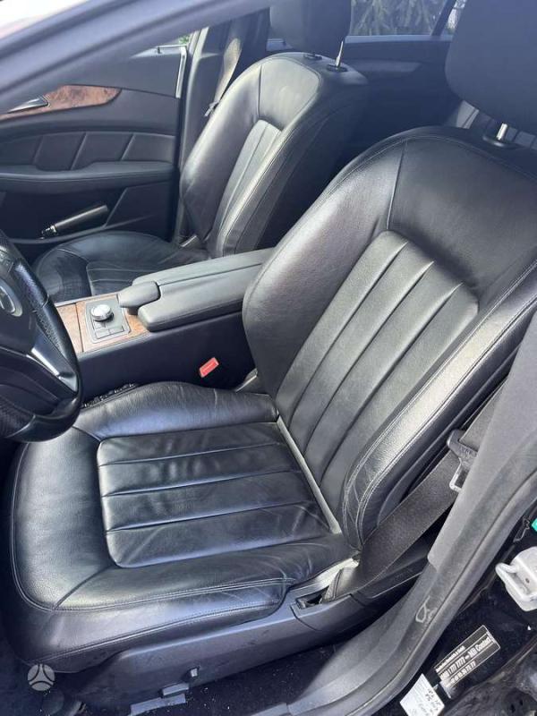 Black Mercedes-Benz CLS 350 2012 in Siauliai, with an engine capacity of 2.99 L and mileage of 260 thousand km for 12500 €, photo 9 on AUTOMOTO.COM.LV
