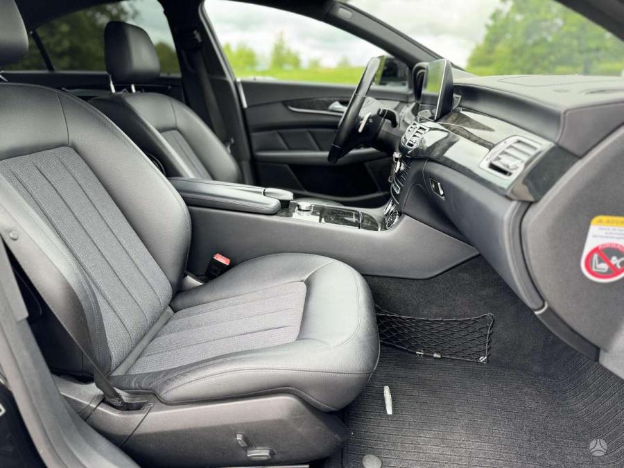 Black Mercedes-Benz CLS 350 2014 in Kaunas, with an engine capacity of 3.00 L and mileage of 95 thousand km for 23900 €, photo 16 on AUTOMOTO.COM.LV