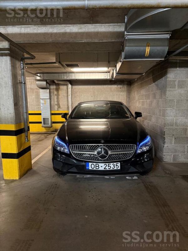 Black Mercedes-Benz CLS 350 2015 in Riga, with an engine capacity of 3.00 L and mileage of 258 thousand km for 15000 €, photo 4 on AUTOMOTO.COM.LV