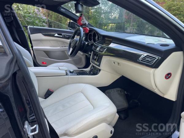 Melns Mercedes-Benz CLS 350 2013 Daugavpils, ar dzinēja tilpumu 3.00 L un nobraukumu 385 tūkst. km par 10500 €, foto 10 vietnē AUTOMOTO.COM.LV