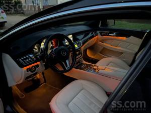 Melns Mercedes-Benz CLS 350 2013 Daugavpils, ar dzinēja tilpumu 3.00 L un nobraukumu 380 tūkst. km par 12300 €, foto 22 vietnē AUTOMOTO.COM.LV
