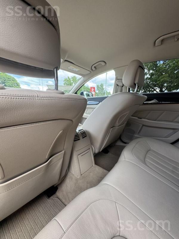 Blue Mercedes-Benz CLS 350 2014 in Riga, with an engine capacity of 3.00 L and mileage of 325 thousand km for 14990 €, photo 9 on AUTOMOTO.COM.LV