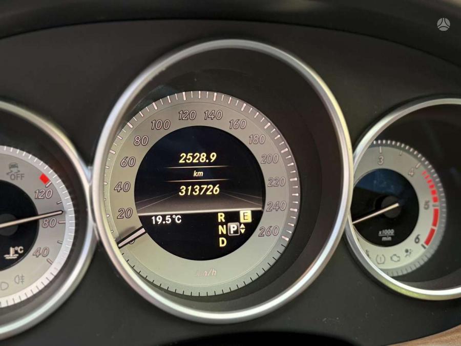 Grey Mercedes-Benz CLS 350 2011 in Vilnius, with an engine capacity of 2.99 L and mileage of 314 thousand km for 12300 €, photo 23 on AUTOMOTO.COM.LV