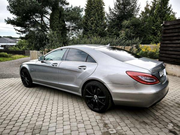 Grey Mercedes-Benz CLS 350 2012 in Vilnius, with an engine capacity of 2.99 L and mileage of 324 thousand km for 10450 €, photo 8 on AUTOMOTO.COM.LV