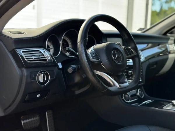 Pelēks Mercedes-Benz CLS 350 2011 Rīga, ar dzinēja tilpumu 3.00 L un nobraukumu 290 tūkst. km par 14990 €, foto 6 vietnē AUTOMOTO.COM.LV